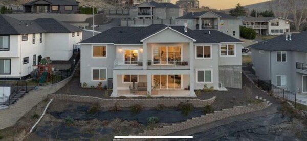 Stunning 4-bedroom House With Views In West Richland With Wifi, Fitness Room, Ac - Richland, WA
