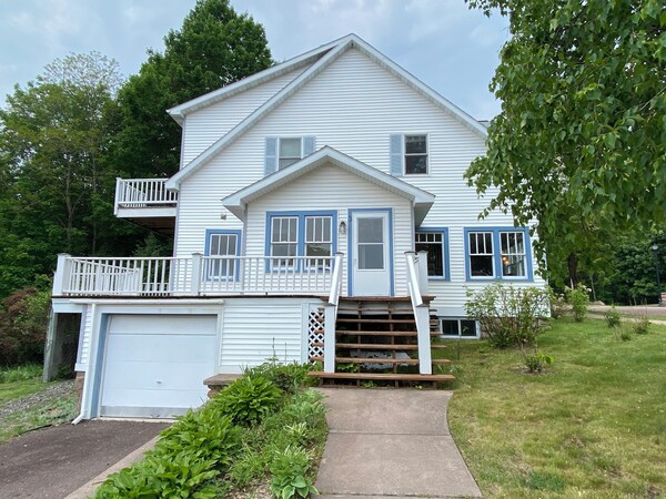 Spacious Walkable In Bayfield!! Lakeviews, Steps To Ferry, Marina & Downtown - Bayfield, WI