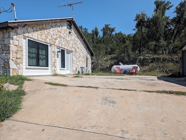 Peaceful 2-bedroom Retreat In The Texas Hill Country - Dripping Springs, TX