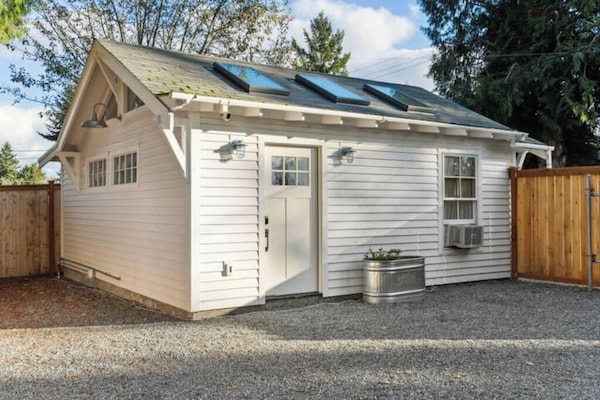 Elegant & Romantic Farmhouse, Natural Light! - Kent, WA