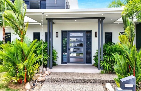 Luxury Escape To Villa Lika - Stay At Palm Cove - Heated Pool - Ocean Breezes - Cairns