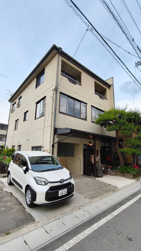 It Is A Quiet And Beautiful Facility Located 10 Minutes From Takayama Station. - Takayama