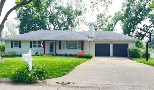 Cozy Ranch With Hot Tub! - Omaha, NE
