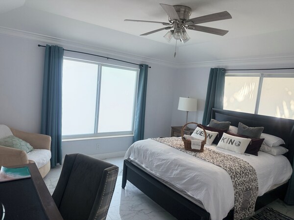 Private Resort Sleeps 16, Includes Breakfast, Coffee Bar, Pool & Hot Tub - West Palm Beach, FL