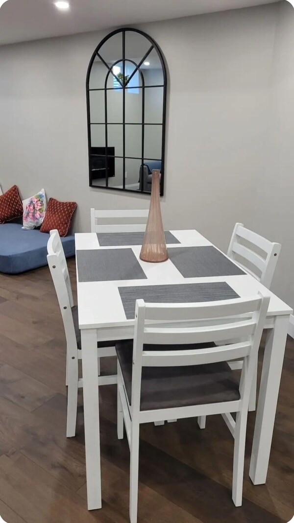 Modern One Bedroom Apartment By The Lake. - ボウマンビル