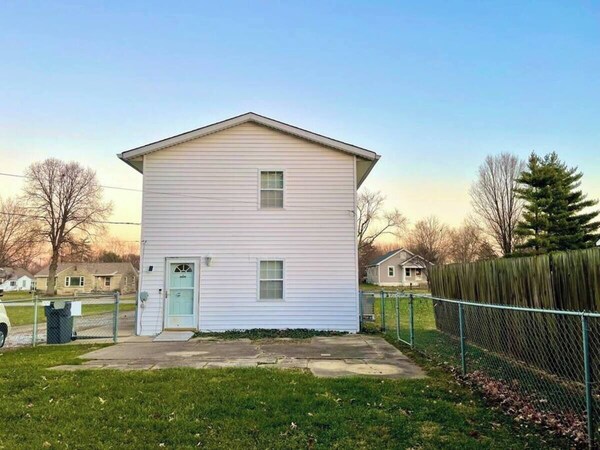 Quiet Area Close To Downtown! 3 Bedroom 2 Bath Sleeps 7! - Greenwood, IN