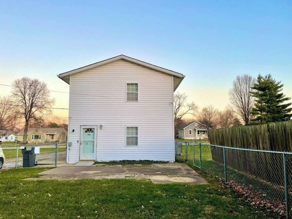 Quiet Area Close To Downtown! 3 Bedroom 2 Bath Sleeps 7! - Greenwood, IN
