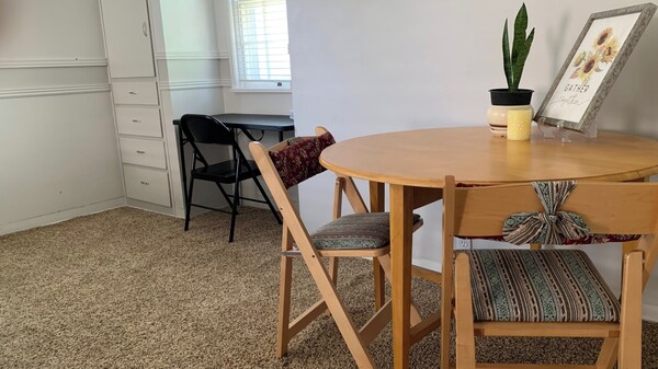 Quiet Neighborhood, Second-floor, Large Rooms, Ample Street Parking - Idaho