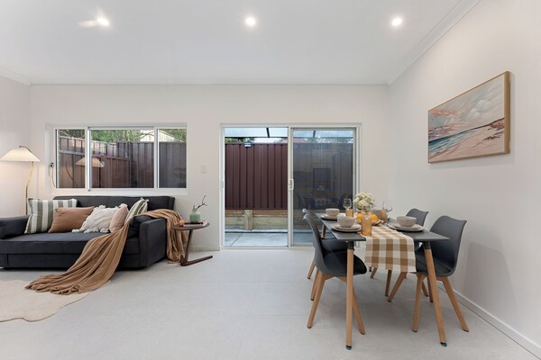 Stylish 2br Retreat | Walk To Dining & Transport - Carlton