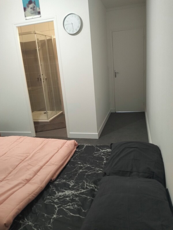 Chambre Indépendante Avec Terrasse Et Kitchenette à Saint-pavace - Sarthe