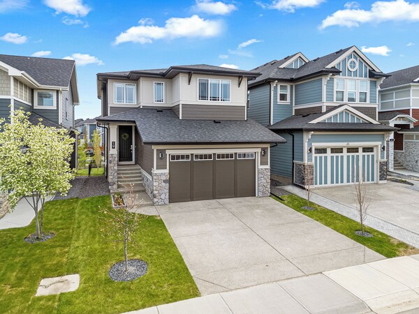 Modern Luxury Retreat | 4br W Hot Tub, Garage - Cochrane