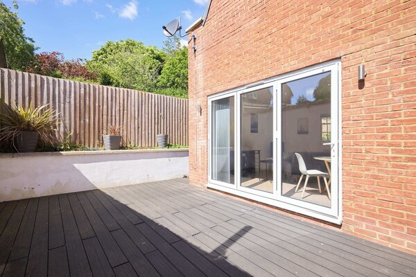 Countryside Edge Flat - Split-level Tadworth Flat - Redhill