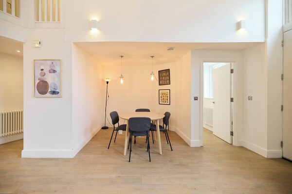 Central Tadworth Terrace Flat - Split- Level 2bdr - Dorking