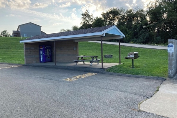 Spacious 4-bedroom Apartment In Charming Lemont Furnace With Wifi, Ac - Ohiopyle, PA