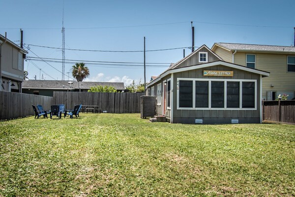 Aloha Cottage - Walk To Shops Food Beach - Port Aransas, TX