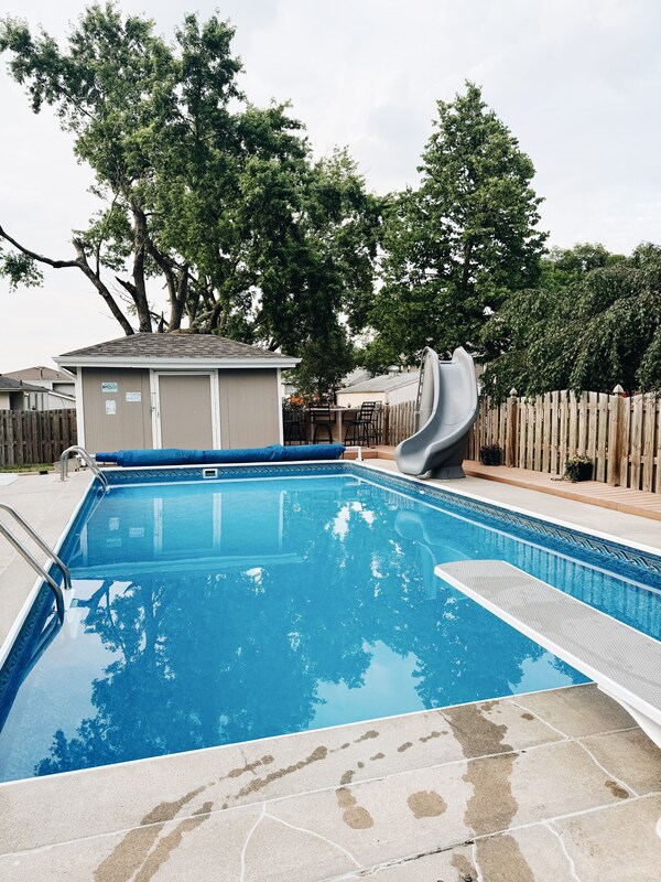 Newly Renovated With Pool, Close To Cws\n3 Bedroom, 7 Bed, 2 Bathroom, Sleeps 12 - Omaha, NE