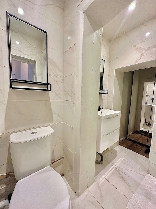 Ground Floor / 1 Minute To Tube - GCU London - Shoreditch University