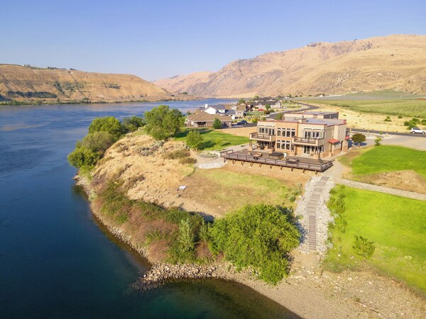 Scenic Riverfront Escape Near Chelan | Sleeps 16 + Hot Tub - Chelan, WA