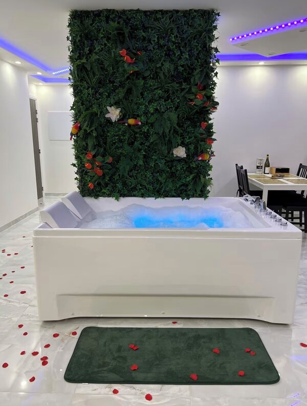 Golden Seconds : Luxe Et Détente Avec Un Jacuzzi Privé,un Fauteuil Massant - Illkirch-Graffenstaden