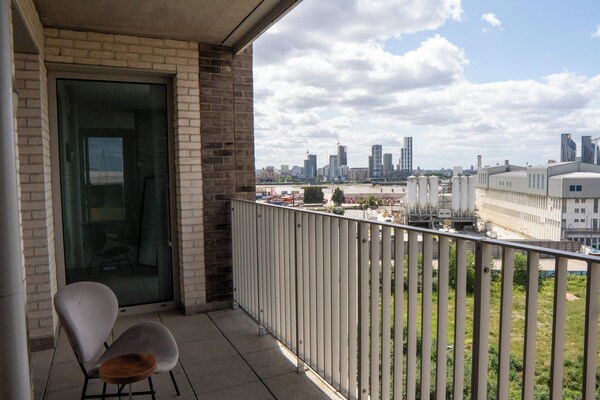 Modern 2-bed Apartment Near Excel & Cable Cars - Perfect For Work & Play - West Ham - London
