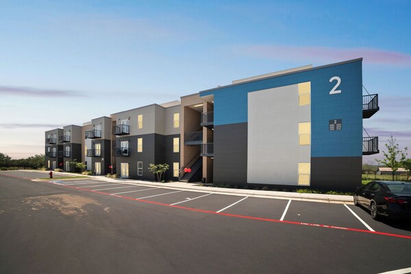 Pool & Mins To Hospital!! New Luxe Marble Falls Oasis - Marble Falls, TX