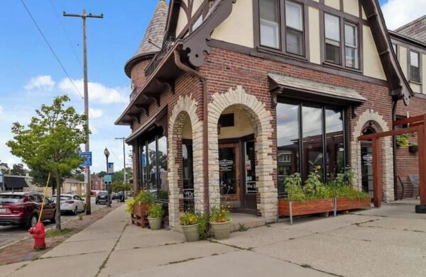 10 Minutes From Downtown! The Highlands Hideaway - Wauwatosa, WI