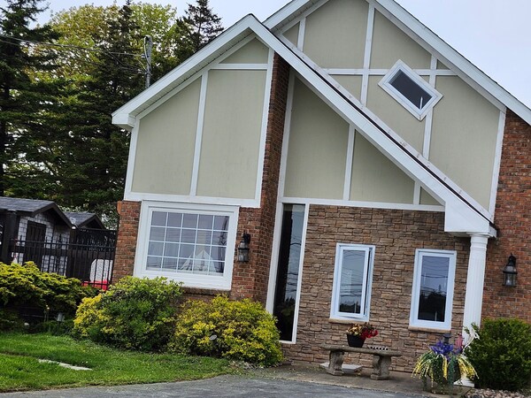 Stunning Home Away From Home With A Pretty View Of The Ocean, Close To Halifax, - Halifax, Canada