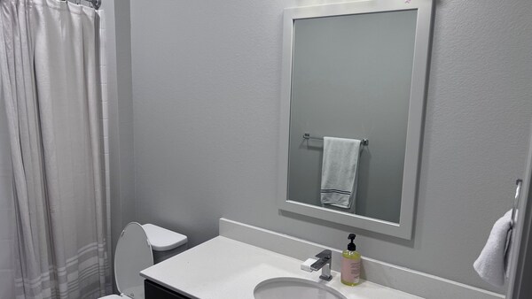 Executive 3-bedroom 2-baths Apartment With Wifi, Community Pool & Fitness  Room - Wichita, KS