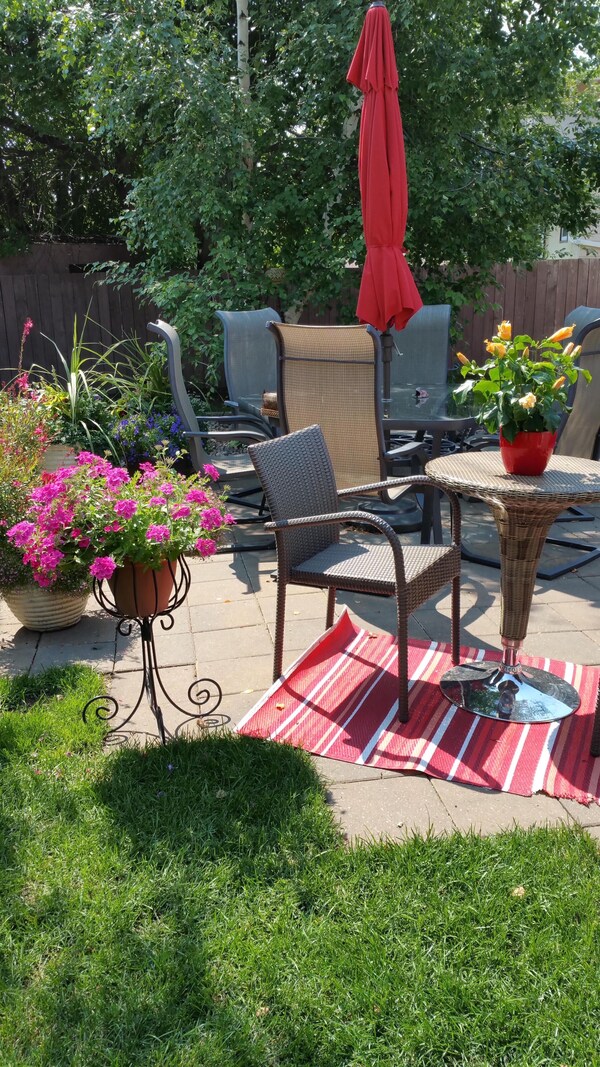Quiet Crescent, Cozy Suite, Easy Road/bus Access, Tv, Cable, Internet - Edmonton