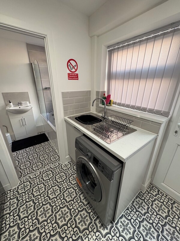 3 Bed House I Contractors And Groups Welcome - Liverpool