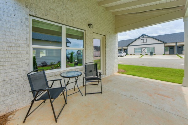 5 Mi To Auburn University: Sleek Townhome W/ Patio - Auburn University, Auburn