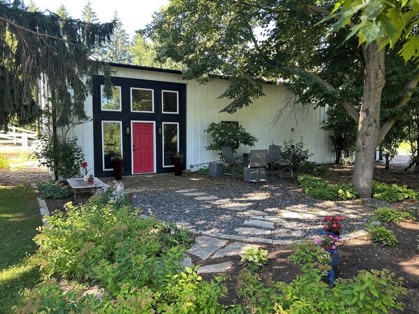 Secluded Studio Getaway- Only 4 Miles From Downtown Iowa City - Iowa City, IA