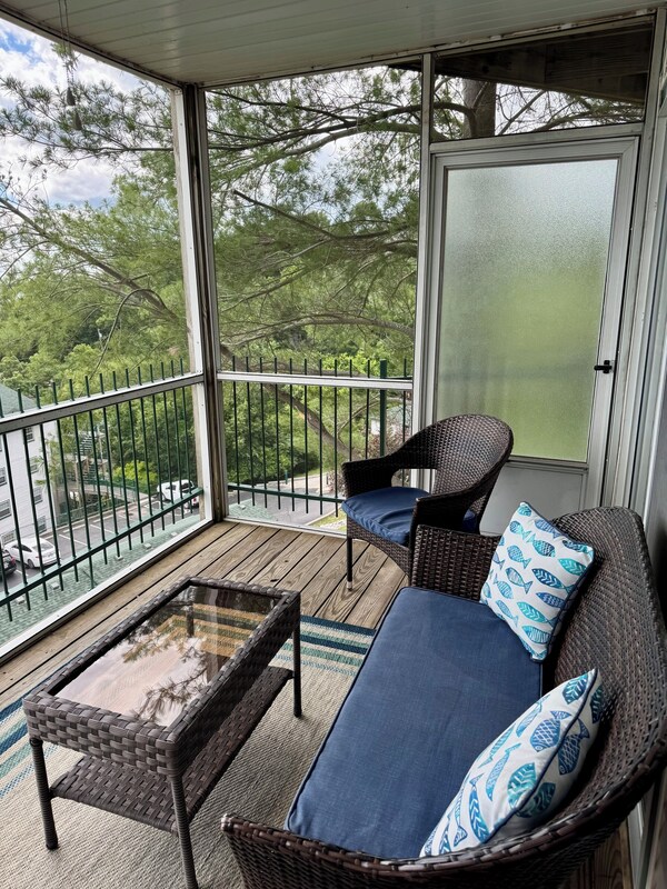 New: Private Condo - Great Lake Views, Screened Porch, Pools, Near Attractions! - Lake Ozark, MO