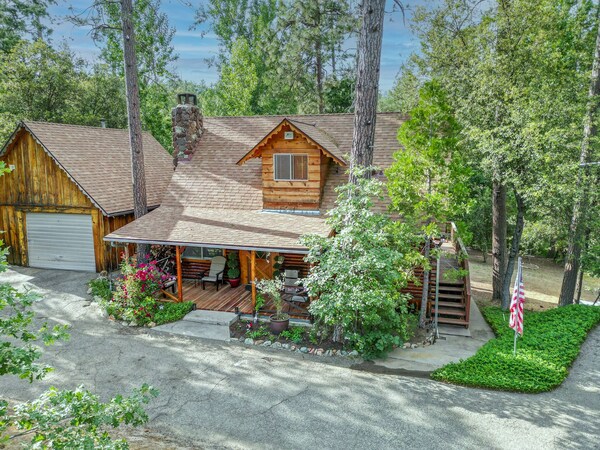 Cozy 3-bedroom Log Cabin.  Just Minutes Away From Bass Lake. - Bass Lake, CA