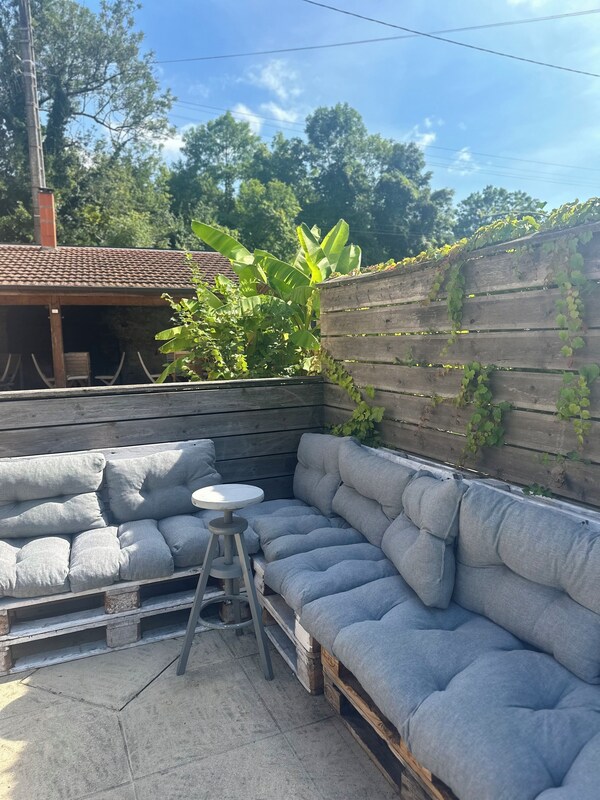 Propriété En Pierres Au Bord De L'eau, Piscine Privée - Morestel