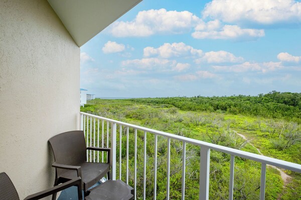 Oceanfront 2br/2ba Remodeled Condo  King + Bunk Room Balcony Views - Islamorada, FL