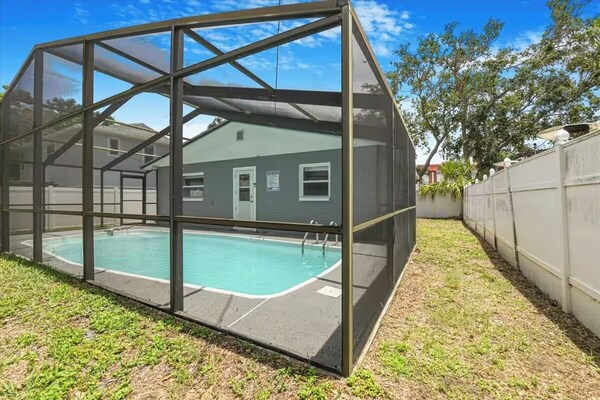 3/2 Cozy & Stylish Poolside Home - St. Petersburg, FL