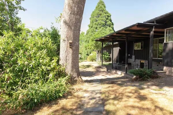 Cozy Pnw Modern Hideaway  Great Location, Sleeps 4, Spacious Comfort - Monmouth, OR