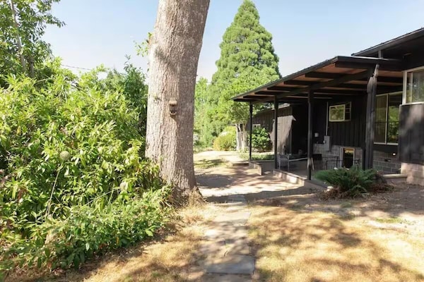 Cozy Pnw Modern Hideaway Great Location, Sleeps 4, Spacious Comfort - Dallas, OR