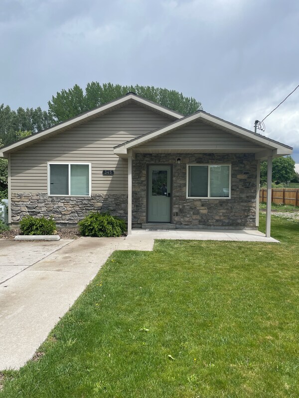 Updated Country Home Sleeps 8 Firepit Mountain View Close To Hyrum Reservoir - 로건