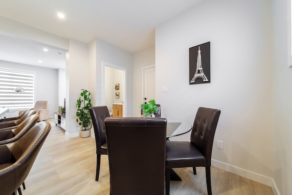 Cozy Spacious 3 Bedroom Retreat ~ Free Parking 2.5 Bath - Edmonton
