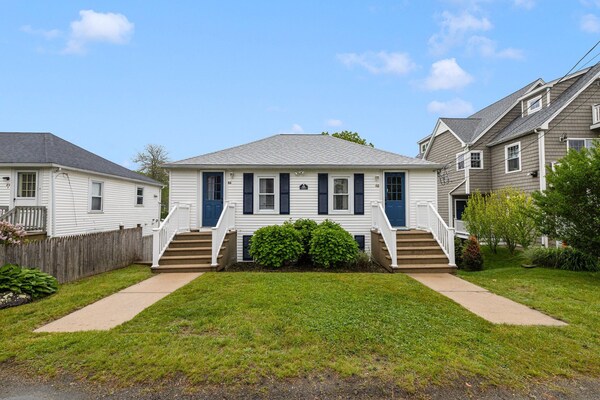 5 Minute Stroll To The Beach - Charming 3-bedroom In Narragansett With Ac - Narragansett, RI