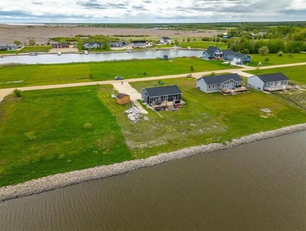 New Waterfront- 5 Bedroom Home - Gimli