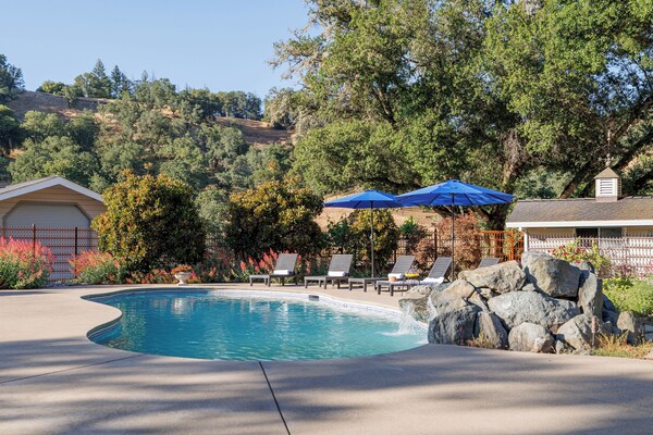 Luxurious & Serene Estate: Sleeps 20, Pool, Games! - Ukiah, CA