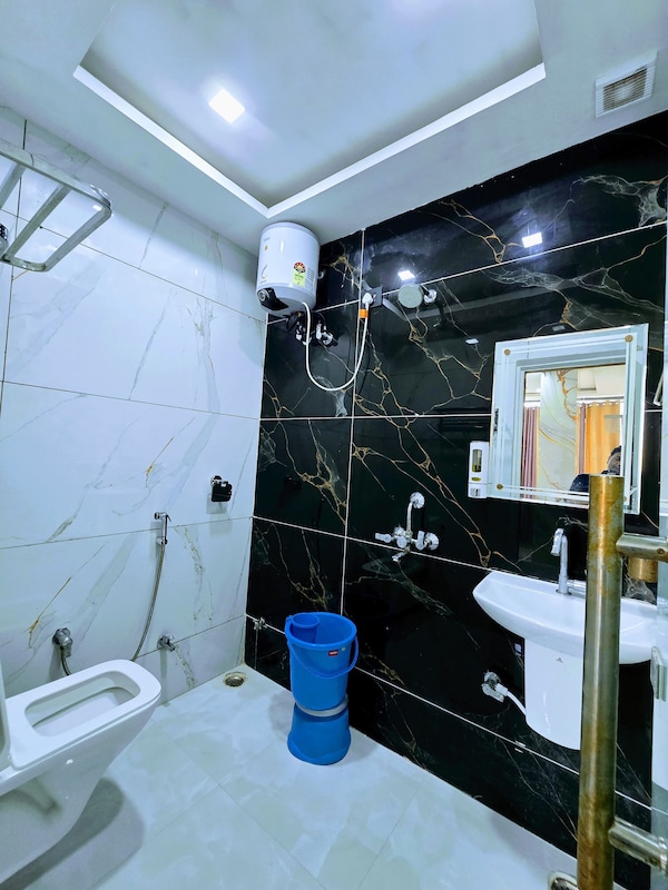 9-room Hotel In Lovely Mathura With Wifi, Fitness Room, Ac - Mathura