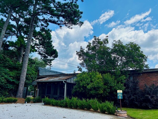 Heartwood Loft B! A Unique Modern Cozy Loft In Downtown Eatonton - Eatonton, GA