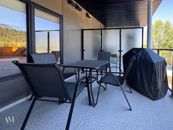Paradise Point @ Riverstone - Dt Condo Mnt Views - Golden