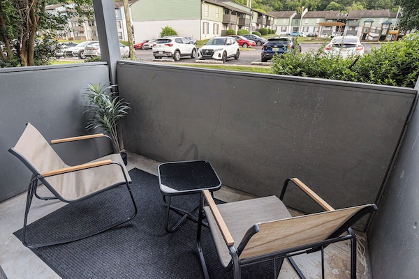 Retro Charm, Modern Comfort - Minutes From Bhm! - 伯明罕