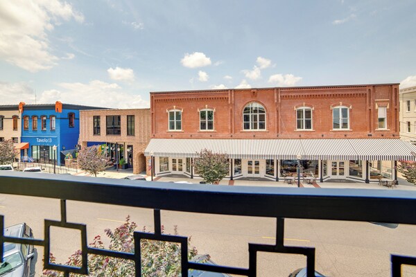 Studio W/ Private Balcony In Downtown Marshall! - Marshall, TX