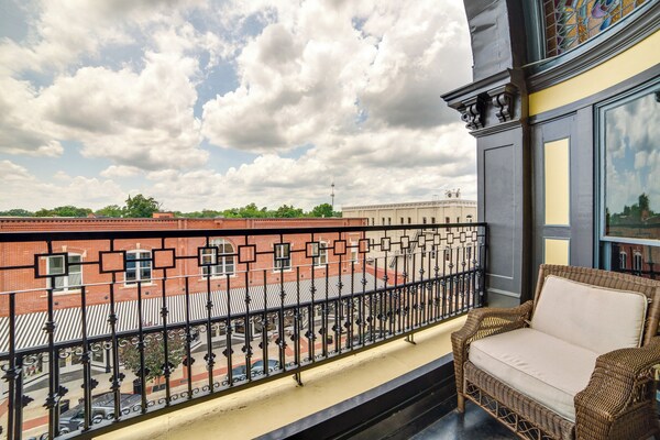 Stylish Private Balcony: Downtown Marshall Studio! - Marshall, TX
